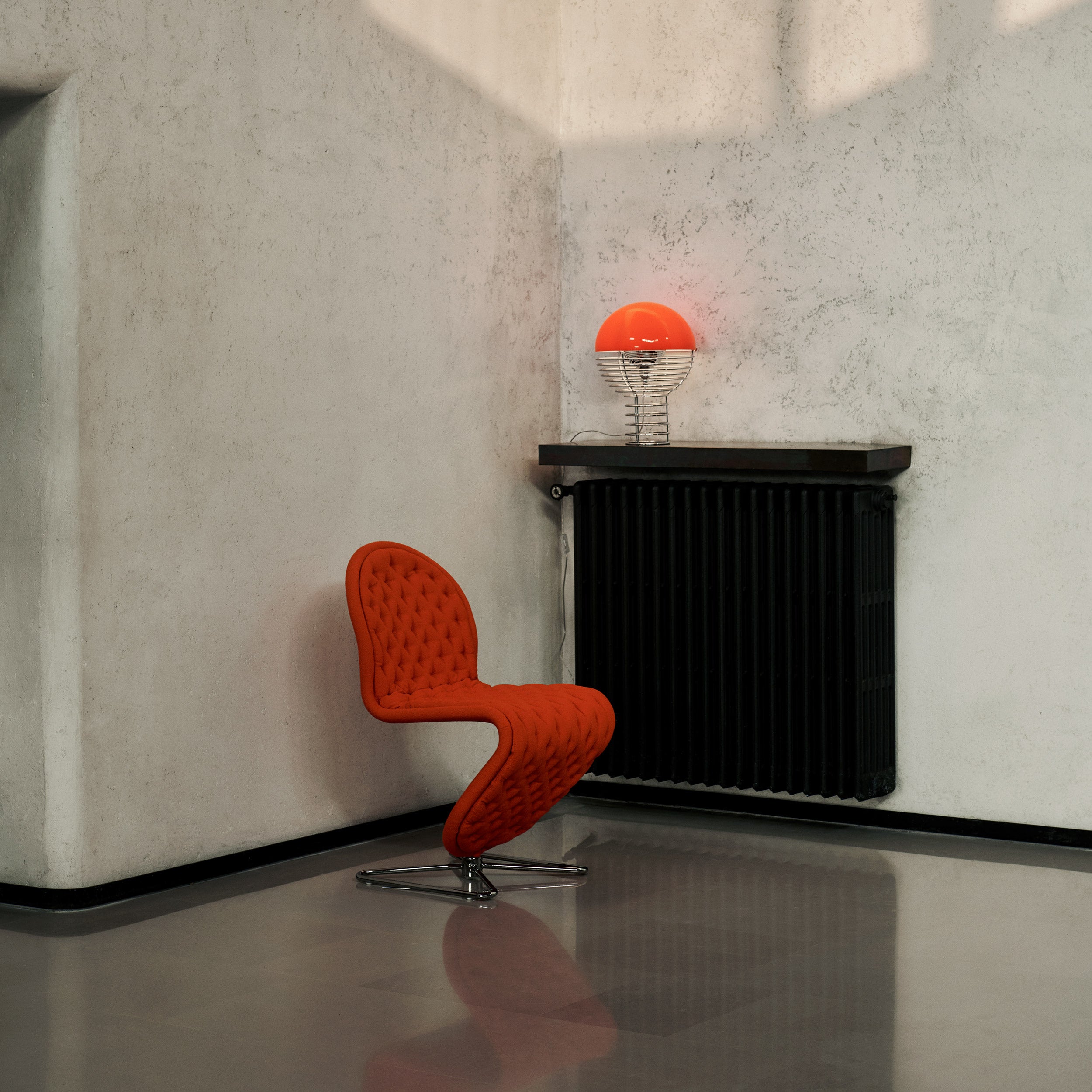 Wire Table Lamp Ø30 w. red shade – VERPAN International